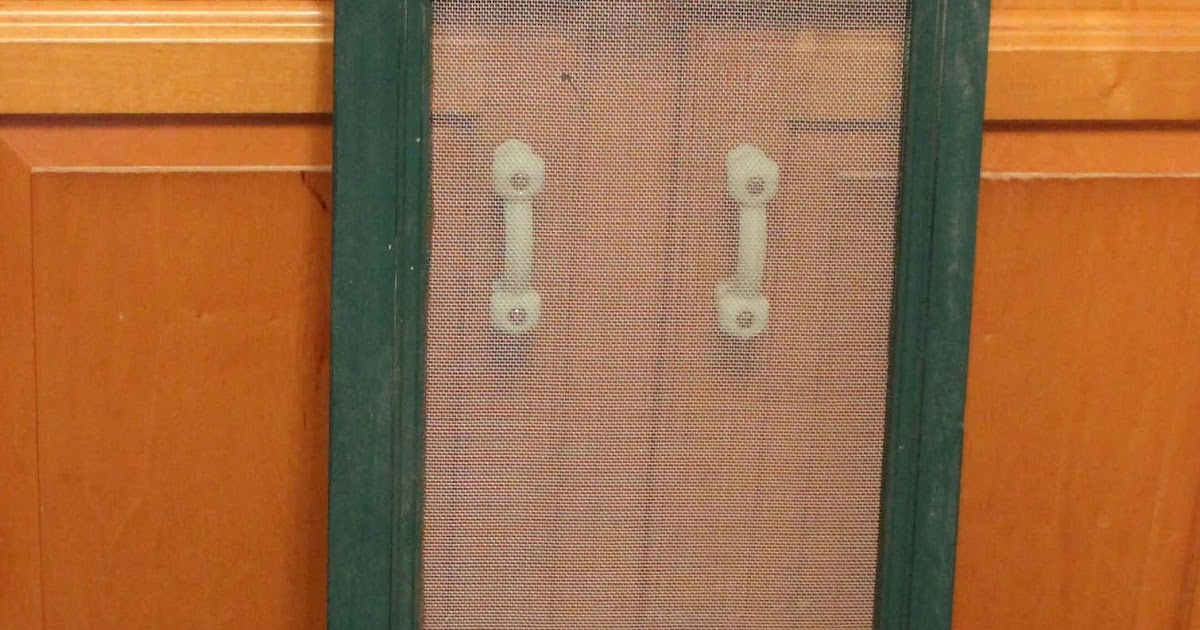 An Upcycled/Repurposed Window Screen Hot Cocoa Bar Sign | Organized Clutter