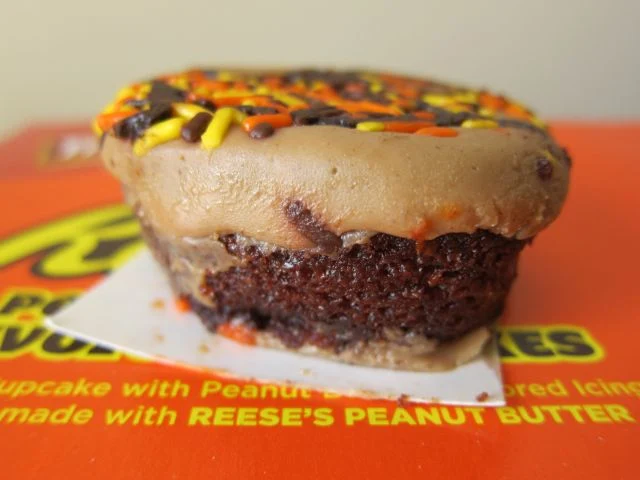 Review: Mrs. Freshley's Deluxe - Reese's Peanut Butter Flavored Cupcakes
