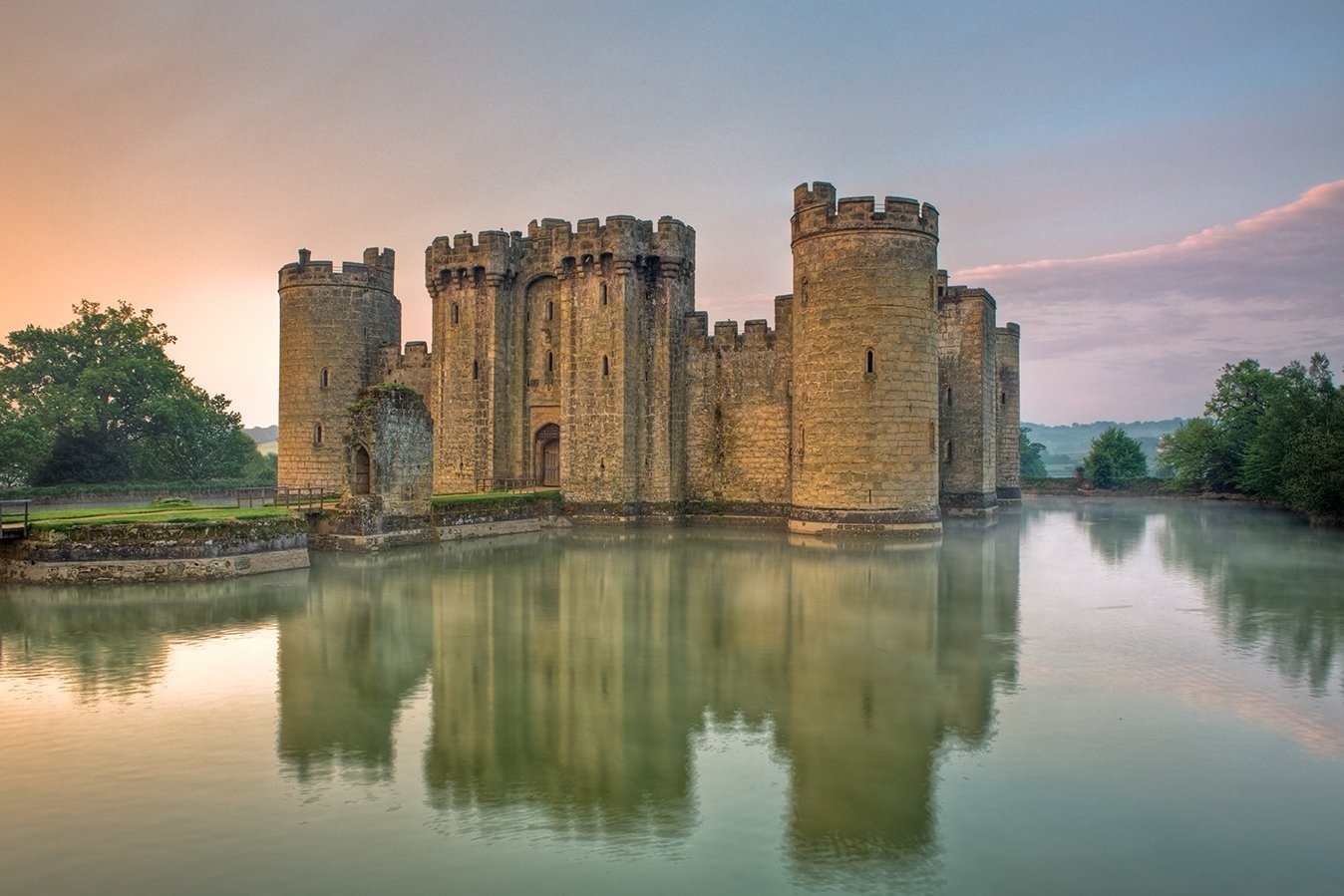 Bodiam Castle, Robertsbridge, England (with Map & Photos)