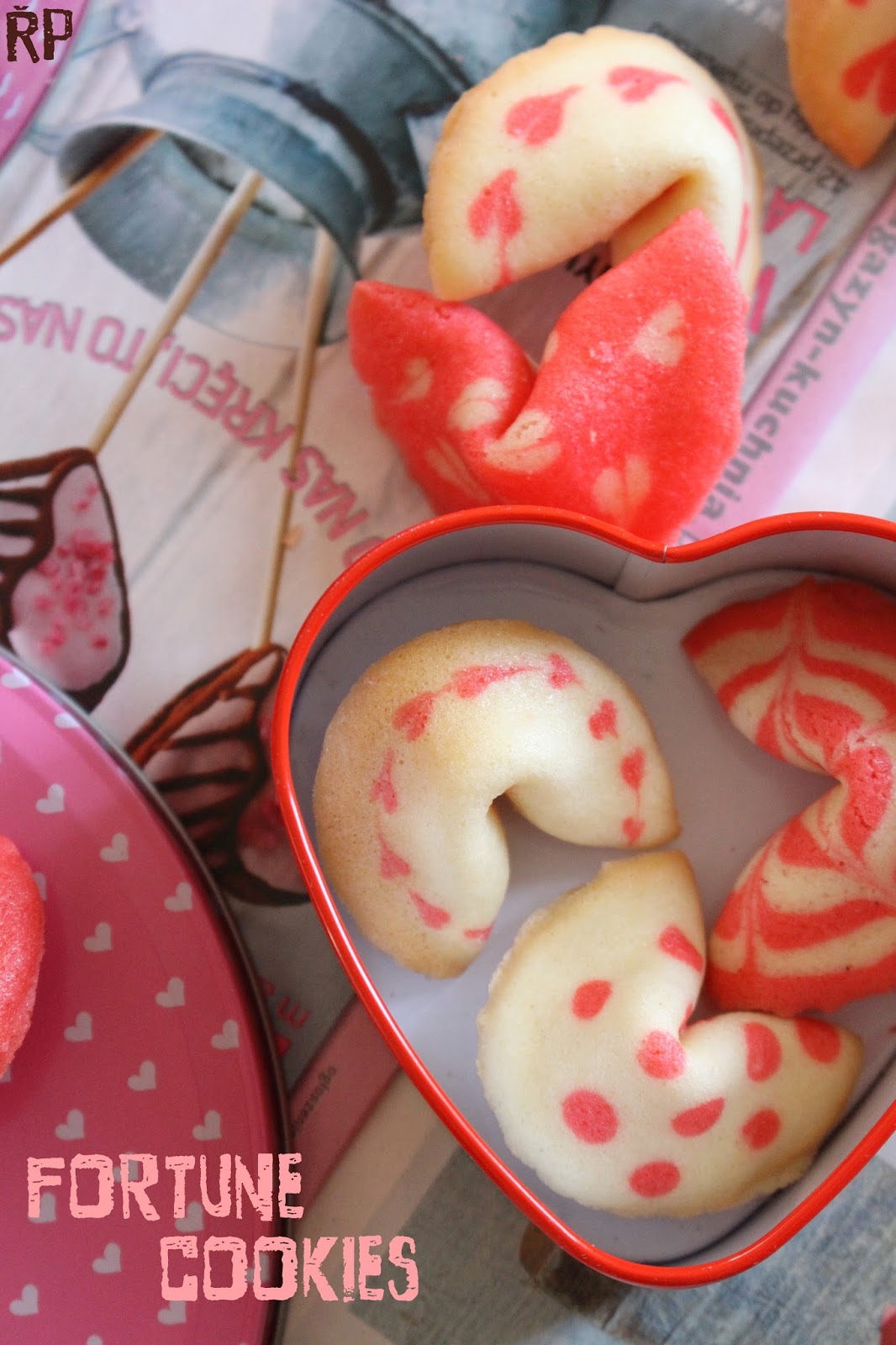 Różowa Patera: Fortune cookies – walentynkowe ciasteczka z wróżbą