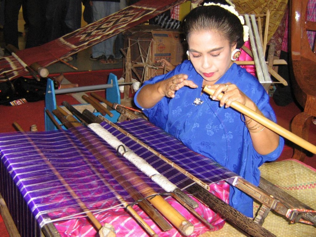 Tenunan Tradisional Suku Mandar | Jendela Seni