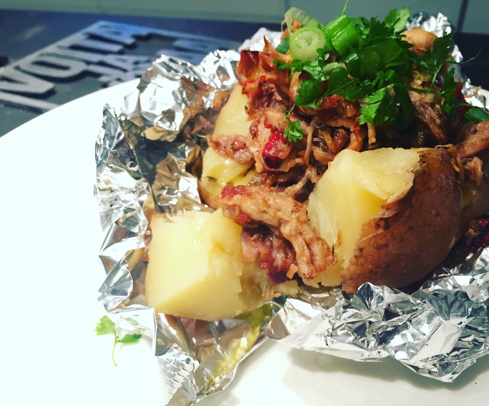 Voita ja Suolaa: Uuniperunaa ylikypsällä possulla