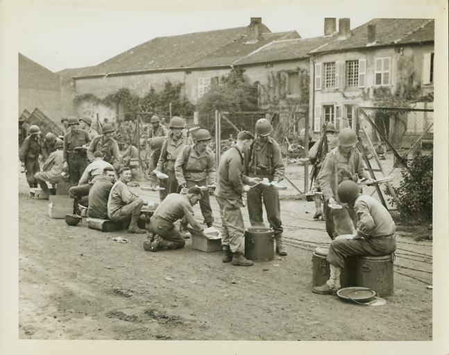 Four Bees: WW2 US Mess Kit M-42, Knapp Monarch Company 1945