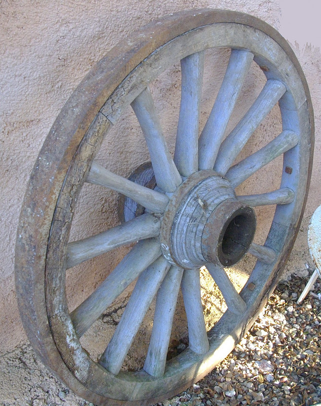 ancien immense roue charette art populaire déco ferme rustique ...