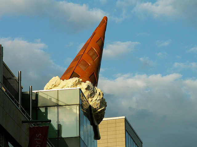 inicio y escape: Dropped cone [Claes Oldenburg]
