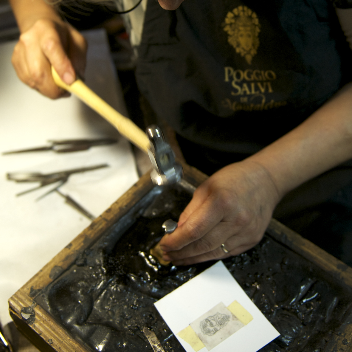 come nascono i gioielli tra racconti e reportage ...: Il cesello ...