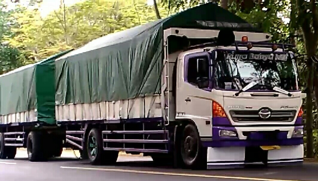 Truk gandeng putih modifikasi