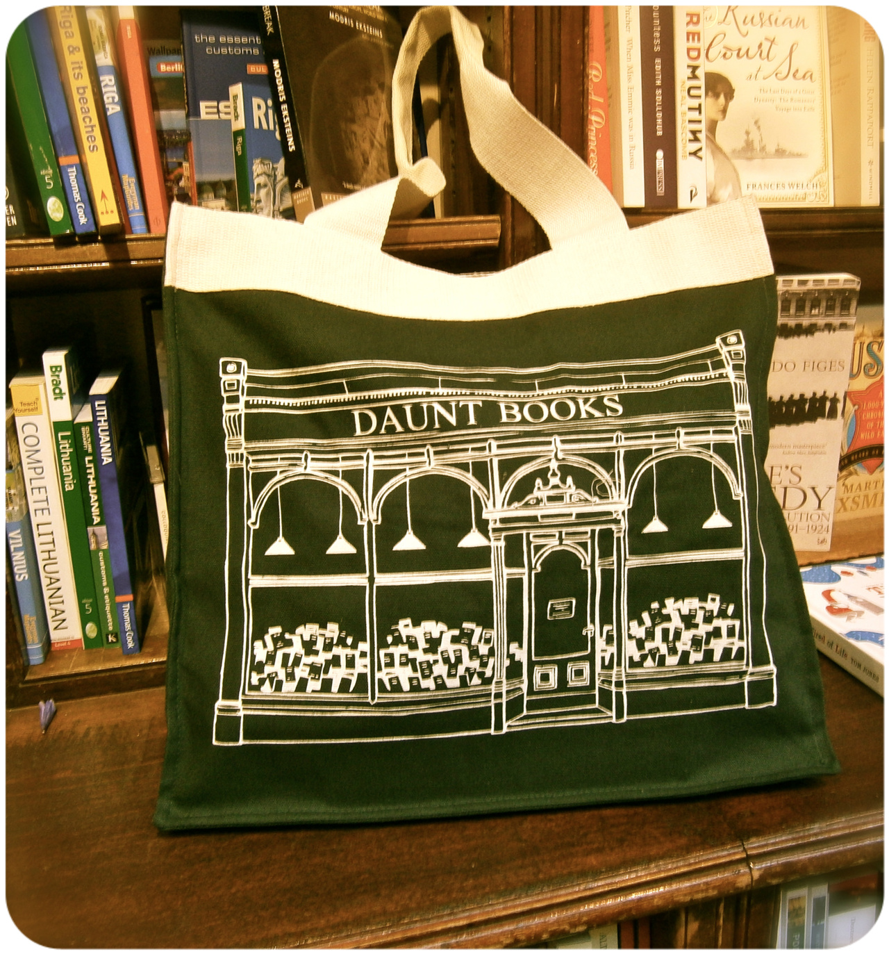 TOTES AMAZING: DAUNT BOOKS