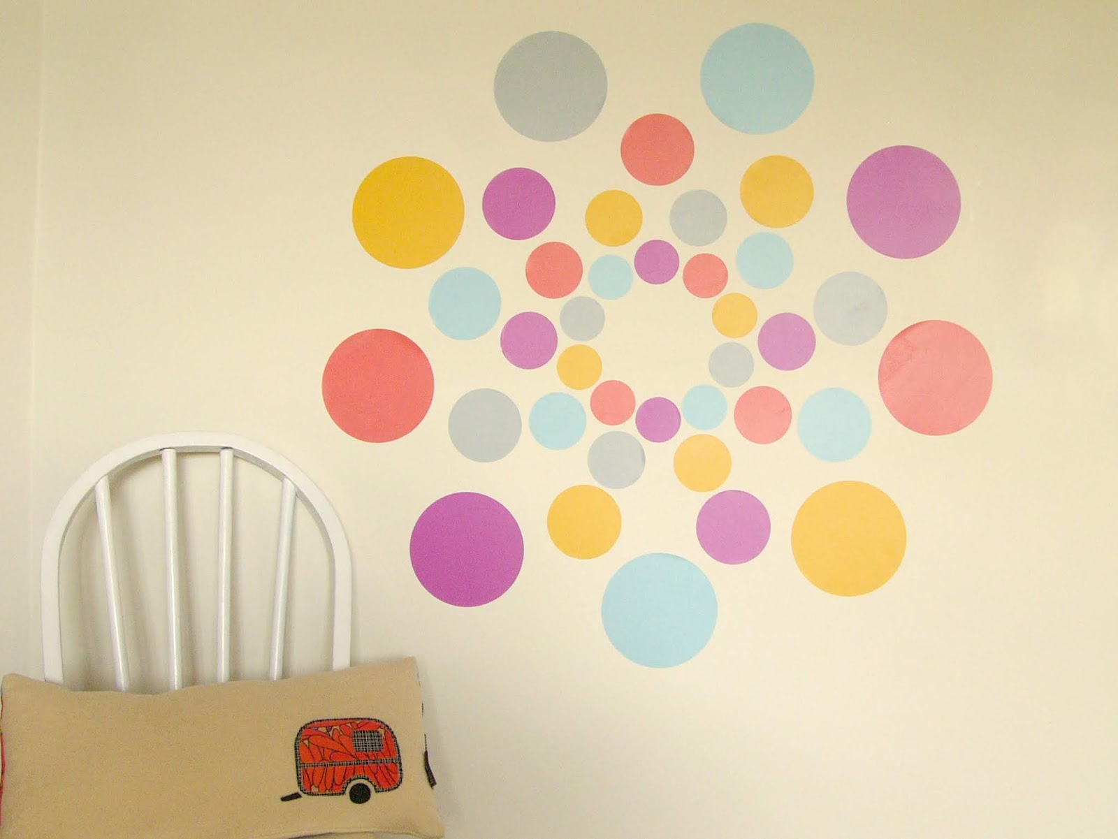 StickyTiki: 8 ways to arrange circle wall decals