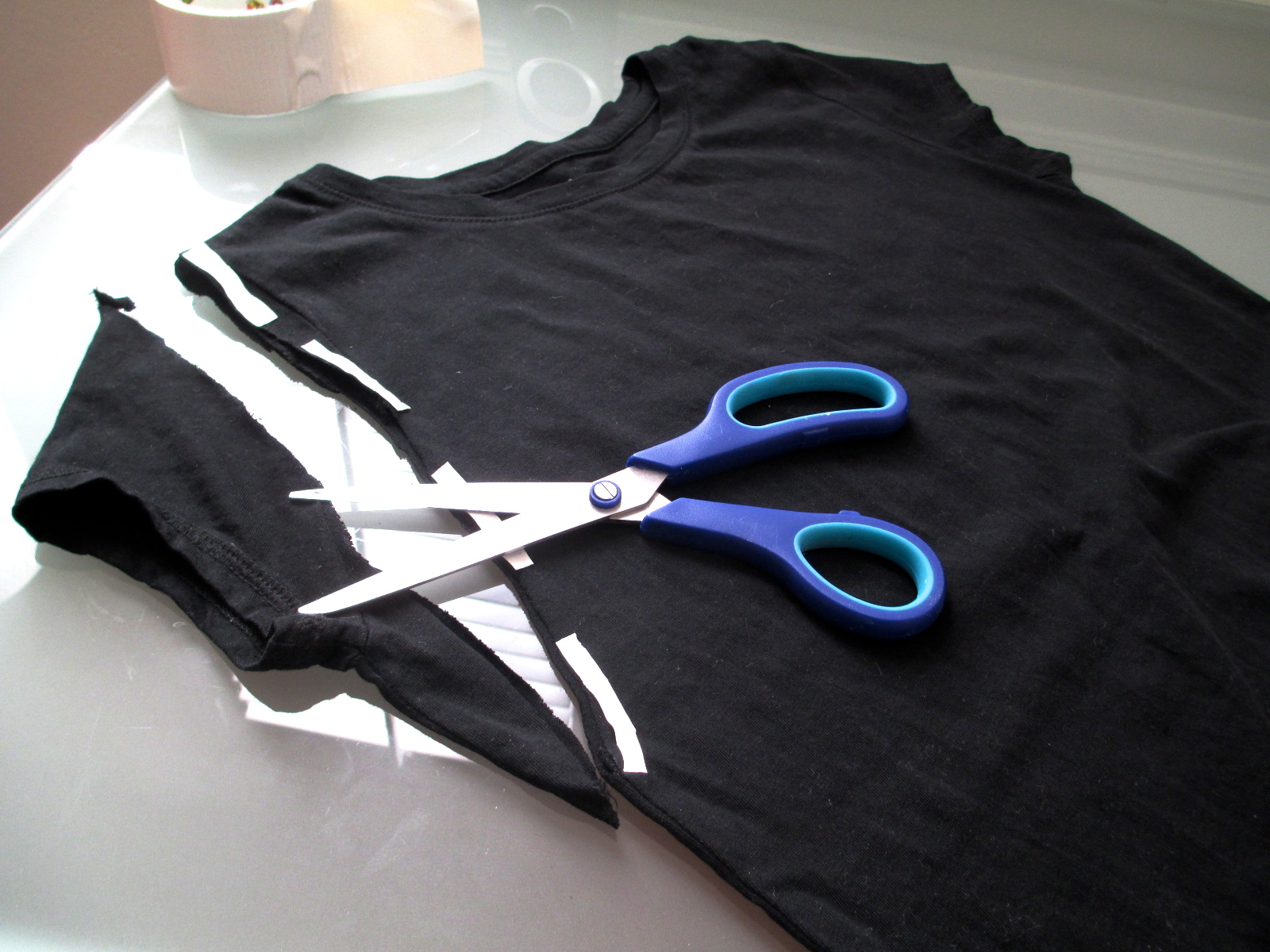 T R O P I C 7 7: DIY | Easy Shredded Tank Top