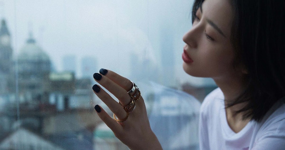 China Entertainment News: Zhou Yutong poses for photo shoot