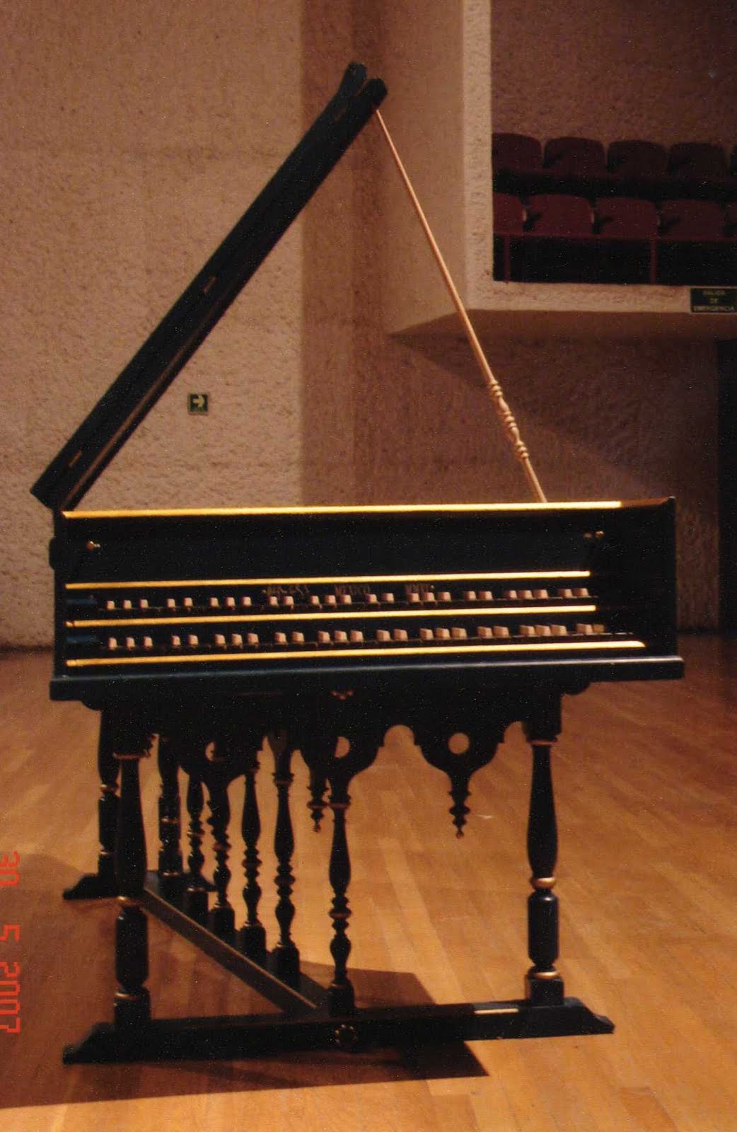 Alejandro Vélez: Clavecines flamenco modelo" Leenhöwer" siglo XVIII.