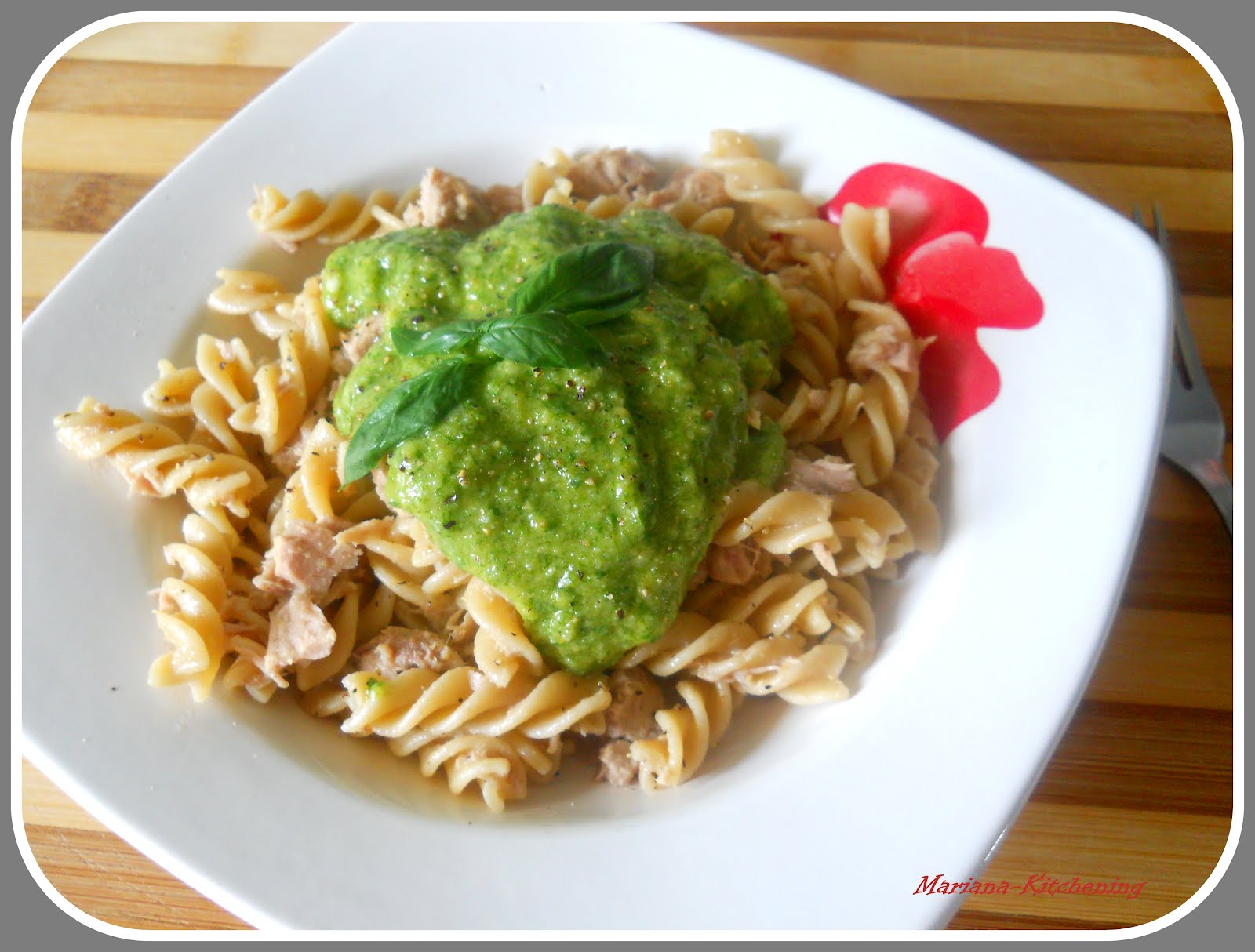 Paste integrale cu ton și pesto