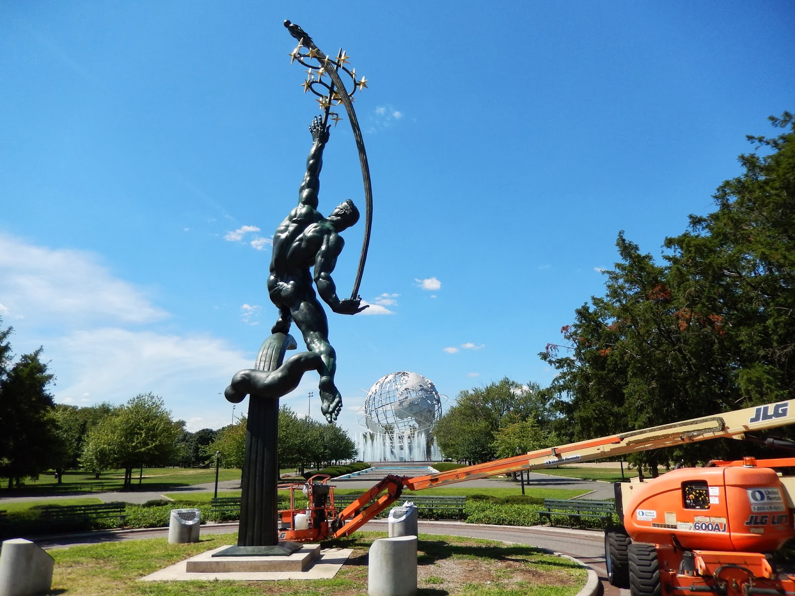 BigAppleAnnex.com: NYC Photoblog: Rocket Thrower Sculpture at Corona ...