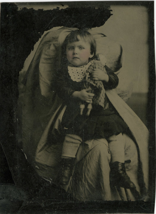 Spooky Hidden Mother With Scratched Out Face Photographs ~ Vintage Everyday