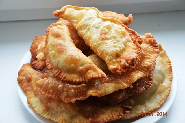 PAMĖGTI MAISTO GAMYBOS RECEPTAI: Totoriški čeburekai