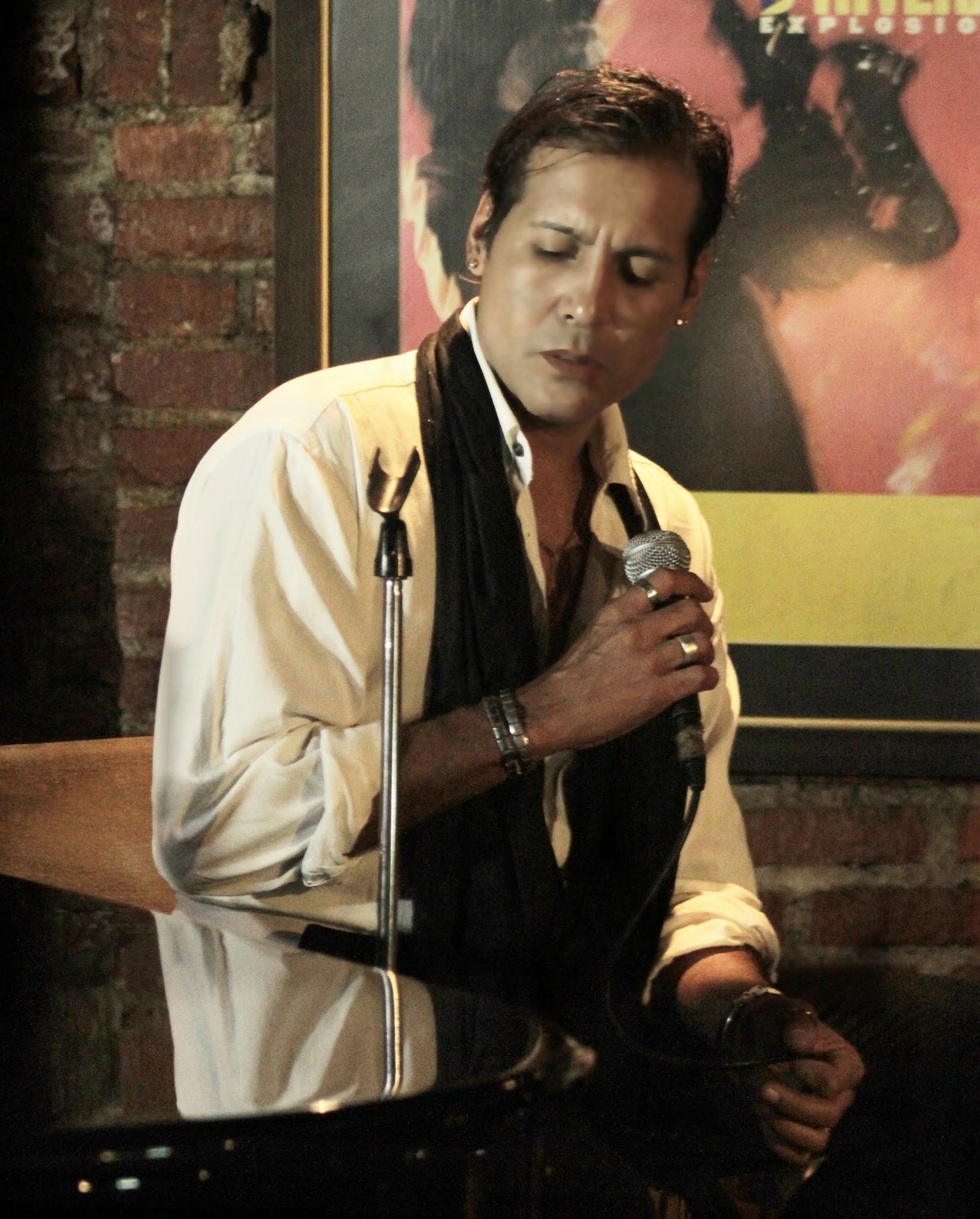 Tony Mercury apresenta sua versão acústica de Al Fondo Del Mar ao vivo ...