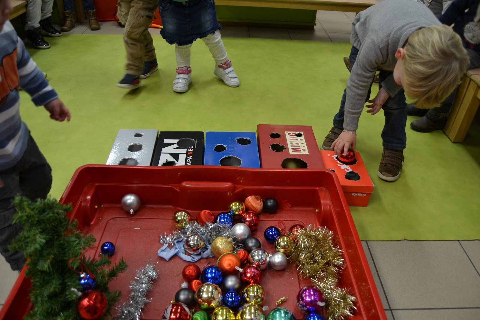 de pimpamkikkerklas: rode ballen, gele ballen, blauwe ballen en groene ...