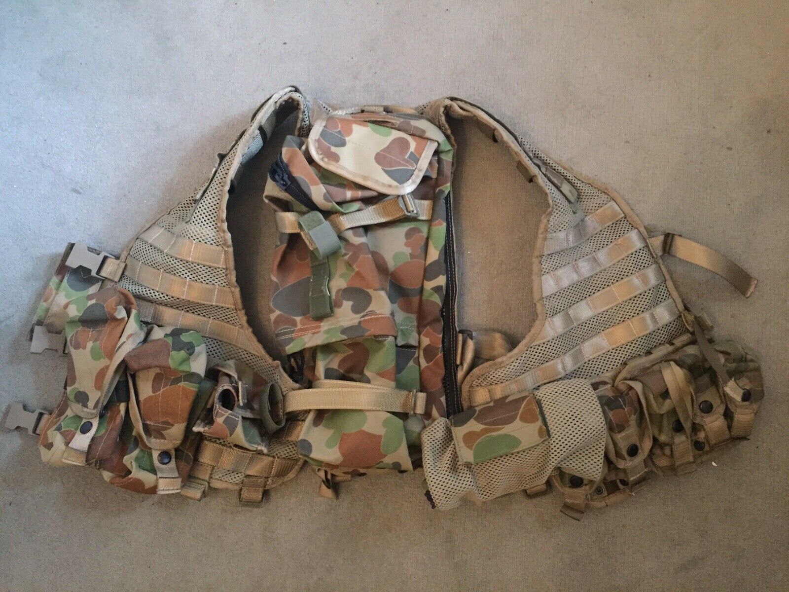 Webbingbabel: Australian Army - DPCU LAND 125 VEST MOLLE