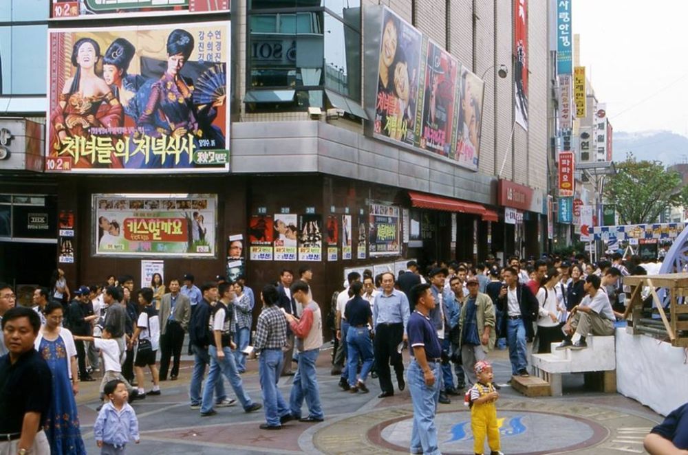 50 Candid Photographs That Capture Street Scenes of South Korea From ...