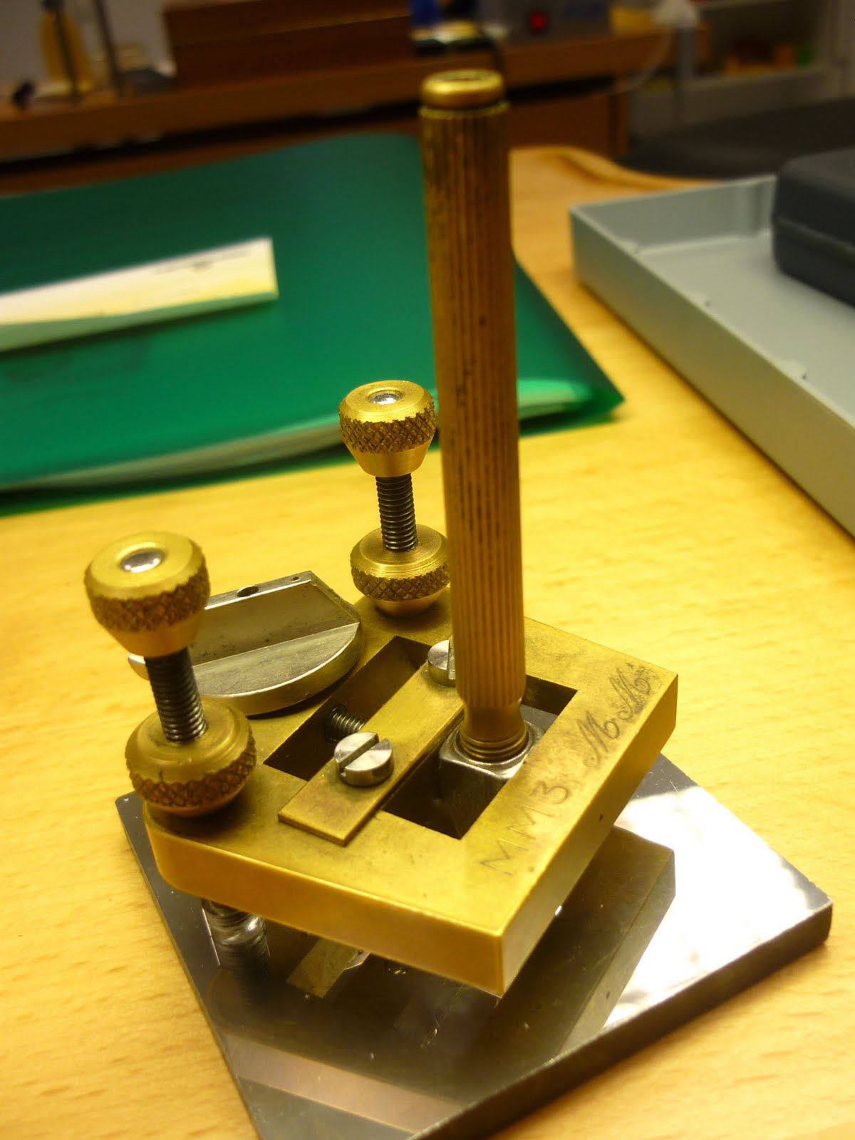 K&H Watchmaking Competence Centre: The screw polisher ...
