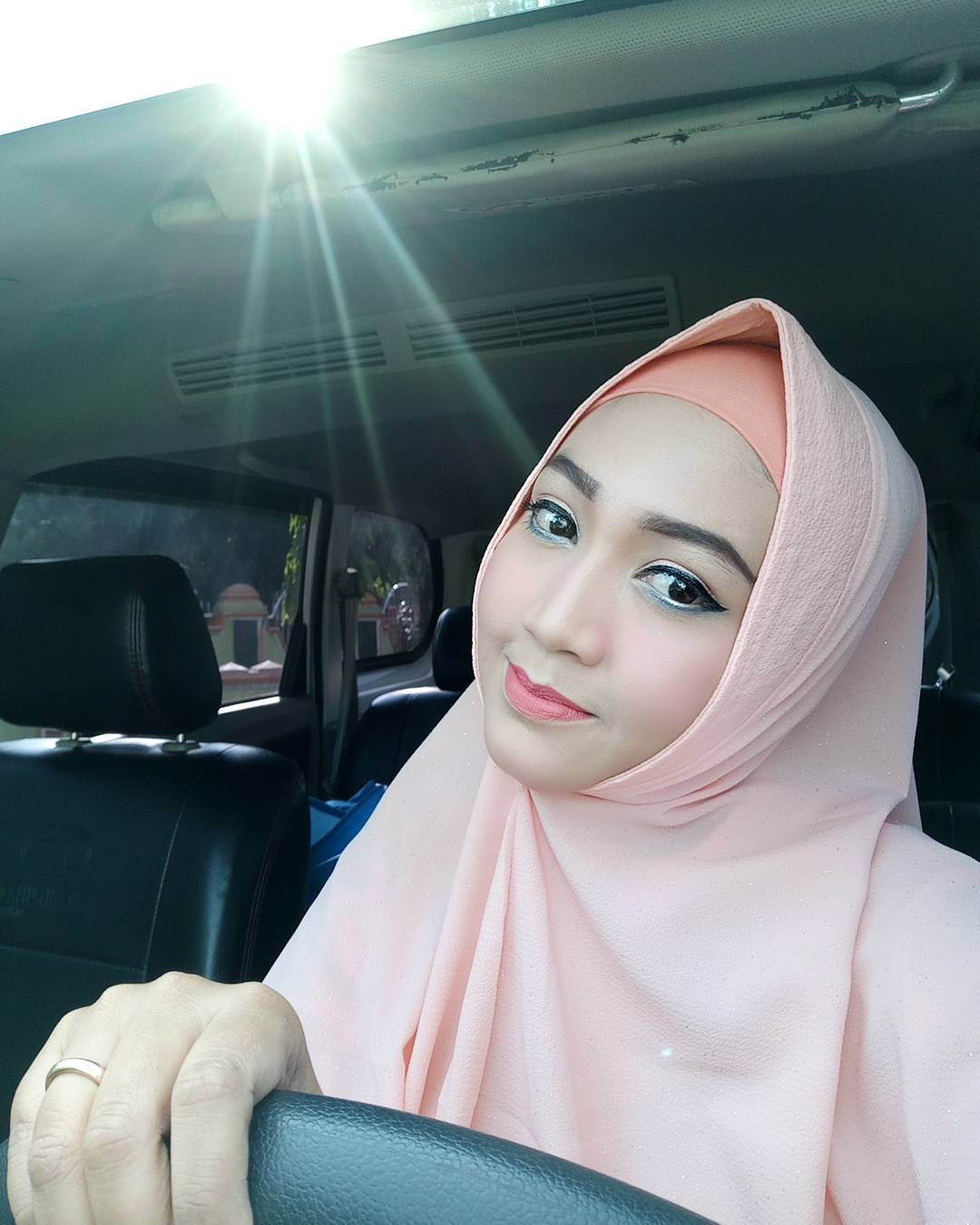 Kumpulan foto lengkap mama muda berjilbab - CantikaMagz