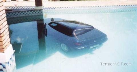 Fun Plannet: Car In Swiming Pool