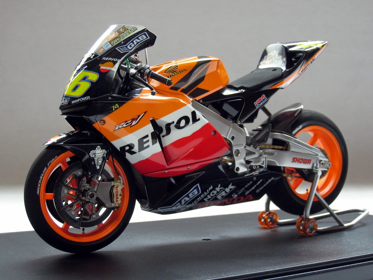 1/12的世界：REPSOL HONDA RC211V V.Rossi Phillip island 式樣 by 盧彥文