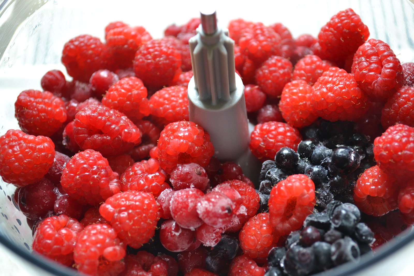 Myra's kitchen: Inghetata din fructe de padure