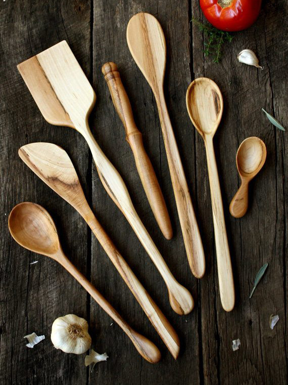 Utensilios y gadgets de cocina hechos de madera