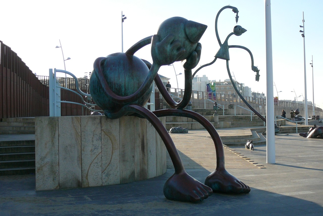 Statues Quo: Crying giant / De huilende reus (Le géant qui pleure)