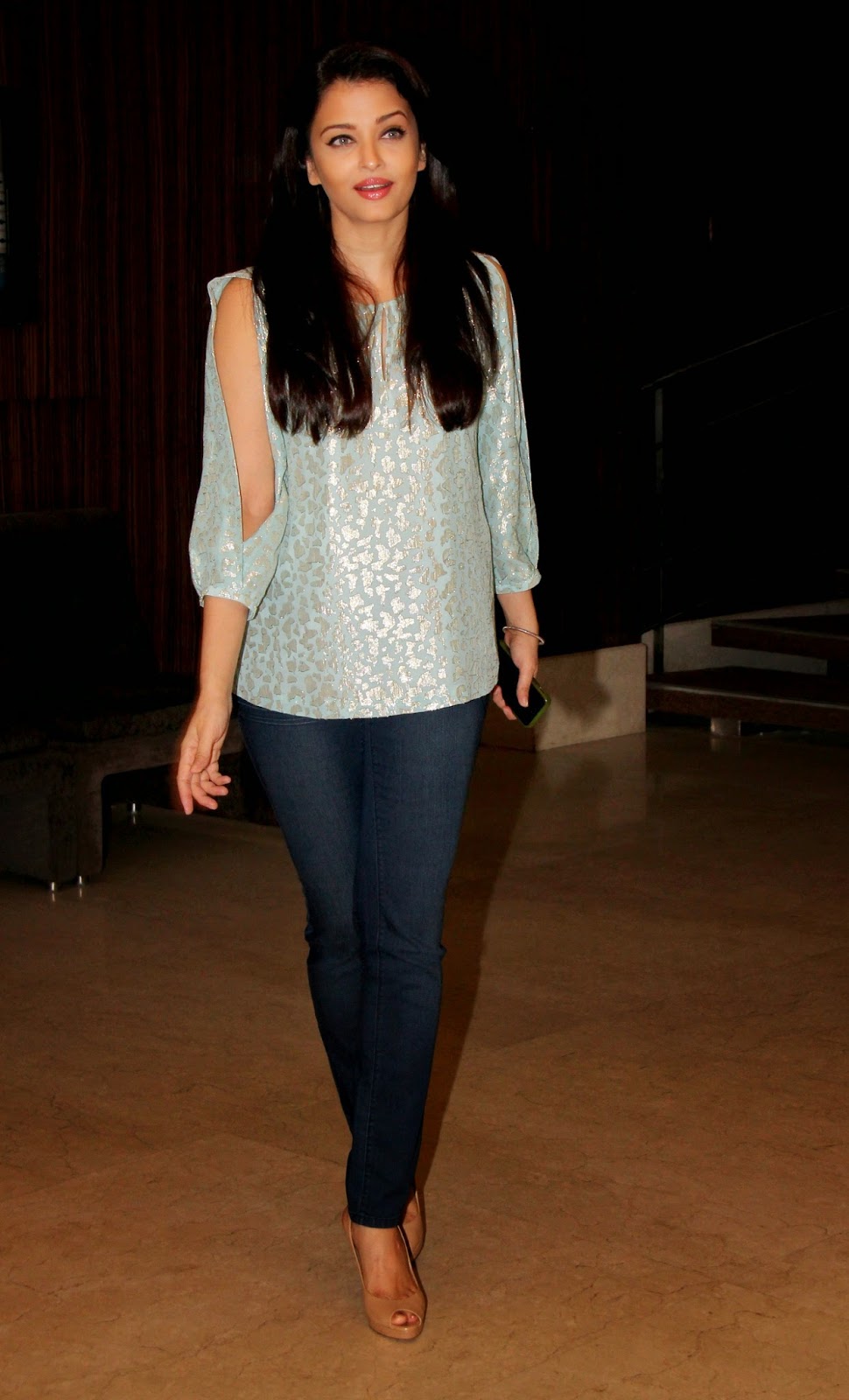 Aishwarya Rai Latest Photos in Jeans At 'Jazbaa' Script Reading Event ...