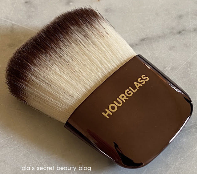 lola's secret beauty blog: HOURGLASS Ambient Powder Brush Review