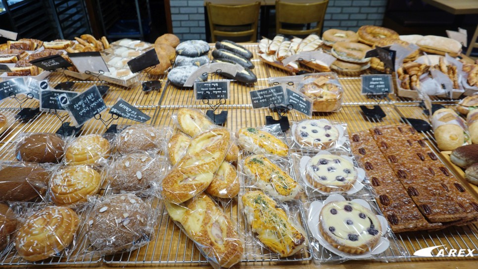 AREX: [Bread Pilgrimage in Yeonnam-dong] Butter Bakery and Along Bread & Cafe