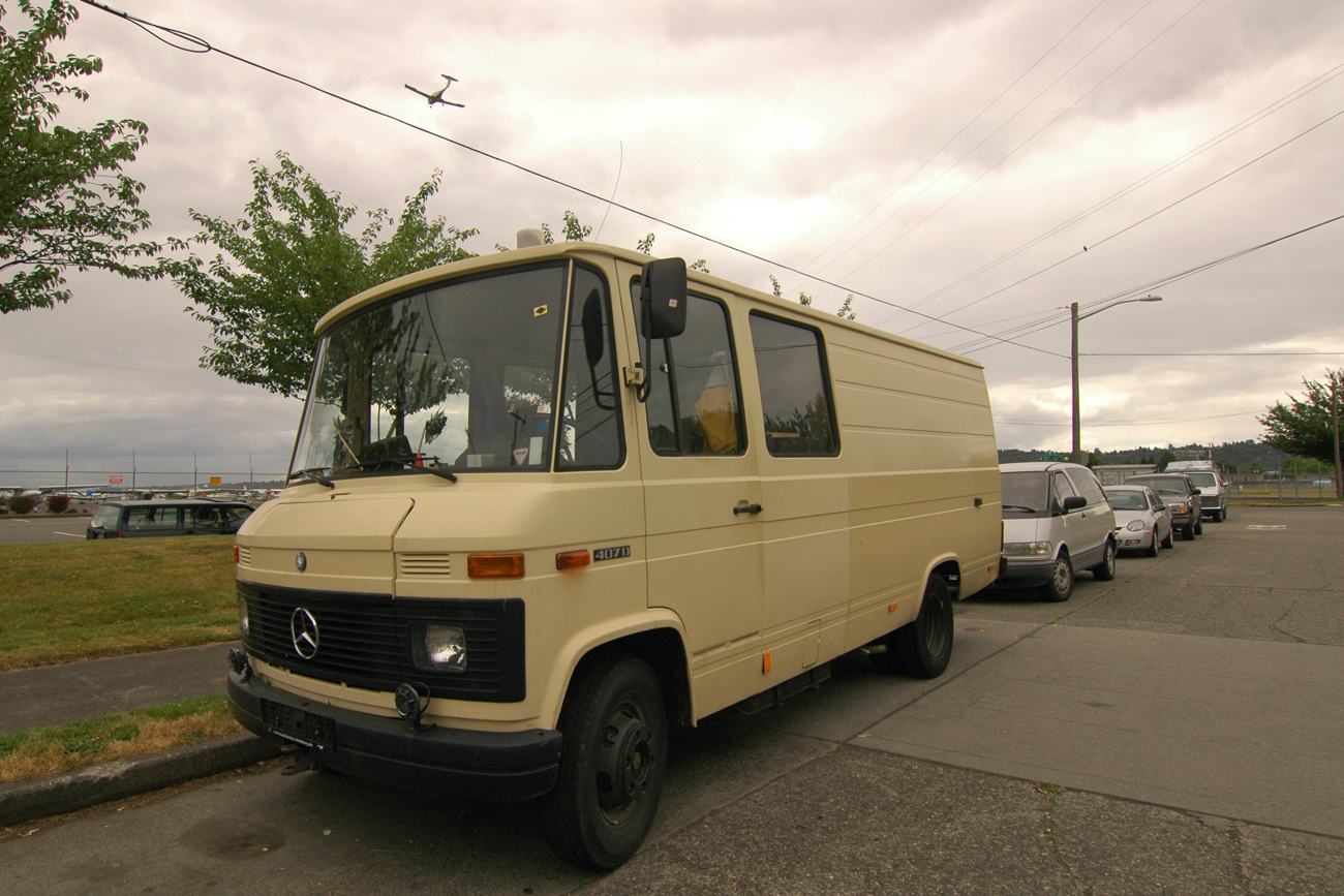 OLD PARKED CARS.: 1983 Mercedes-Benz 407D.