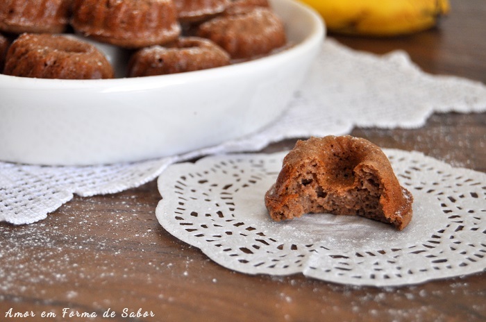 Mini bolinhos de banana com chocolate e farinha de coco