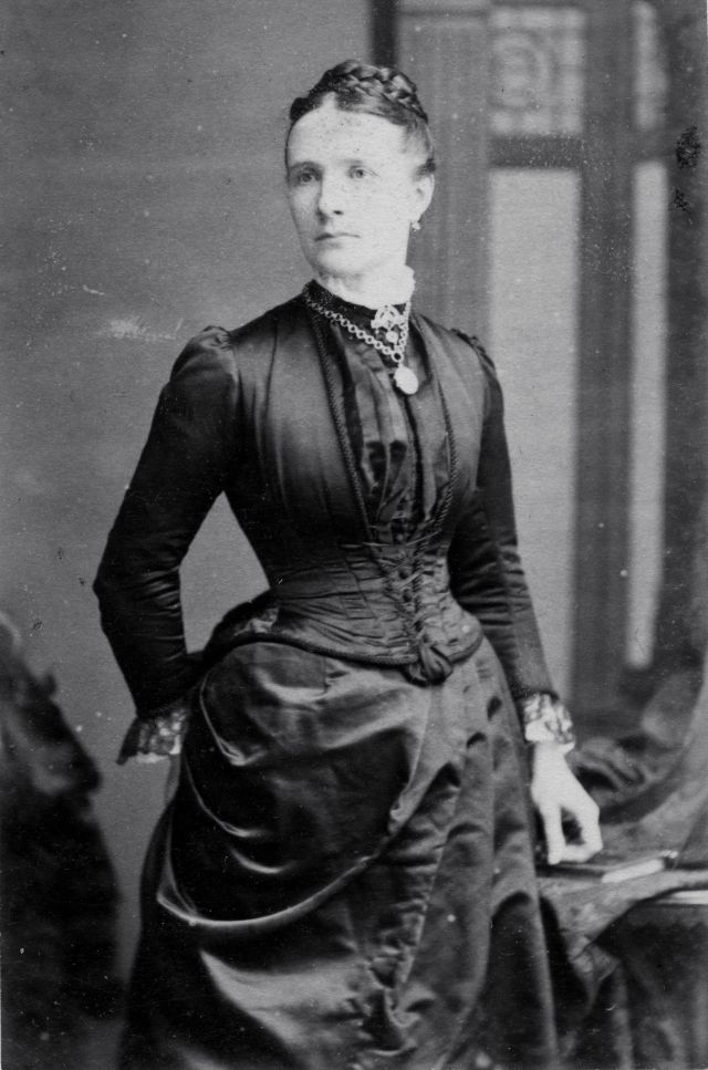 Necklaces: One of the Favorite Fashion Accessories of Victorian Ladies ...