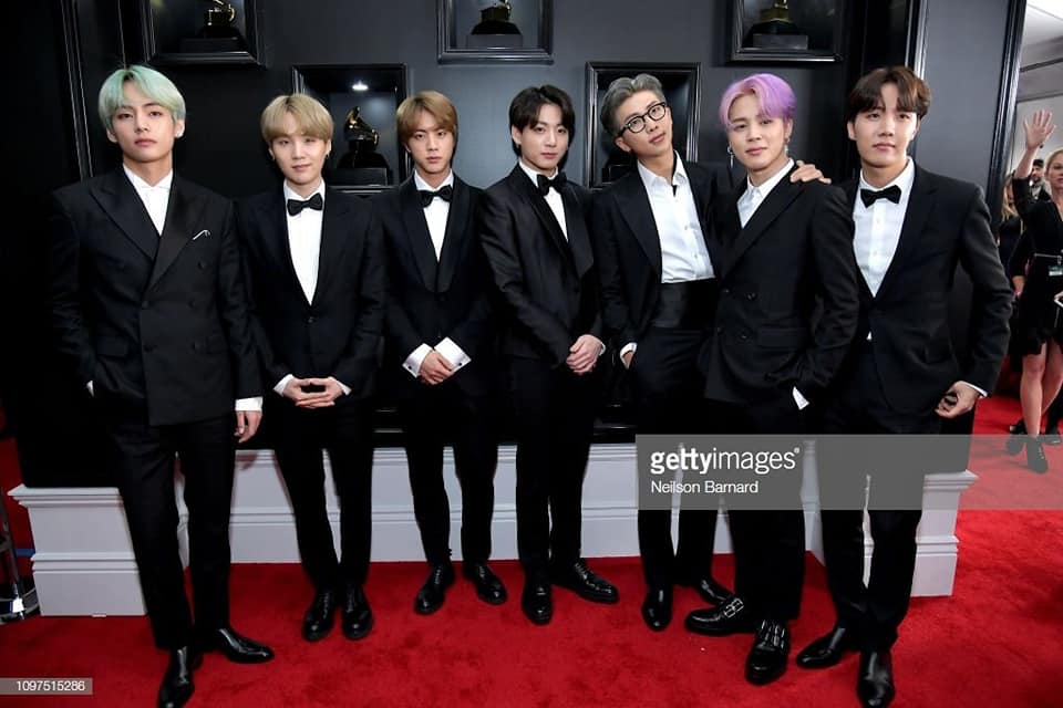 ¡BTS acaba de hacer su primera gran entrada en la alfombra roja de los ...