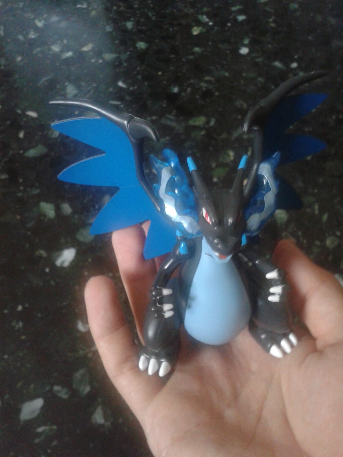 Mega Charizard X in tutto il suo splendore di model kit