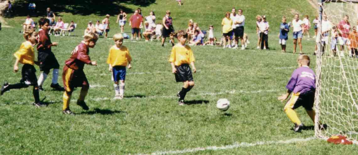 SPORT - FOOTBALL : DEVELOPING YOUTH FOOTBALL PLAYERS