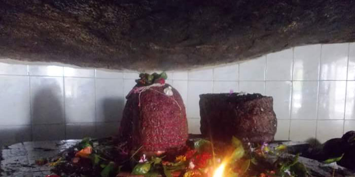 शिवलिंग के ऊपर विशाल चट्टान, हर साल शिवलिंग से ऊपर उठती जा रही है ...