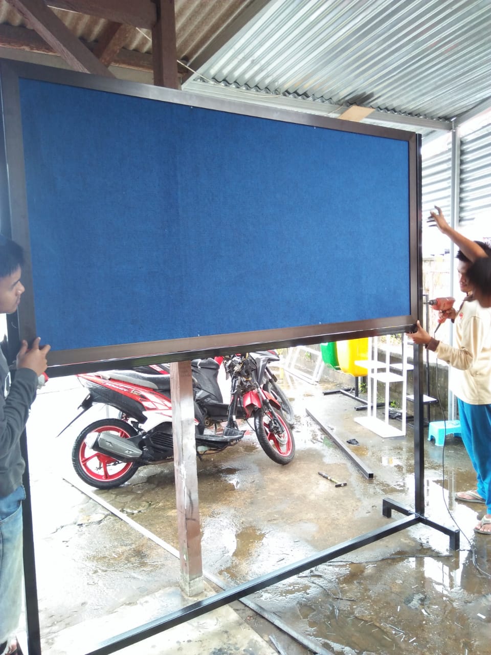 PAPAN MADING STANDING + KACA DAN KARPET - KIREINA MEDIA