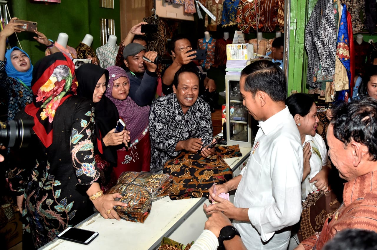 Presiden Joko Widodo Kunjungi Batik Setono Pasar Beli Batik Pekalongan ...