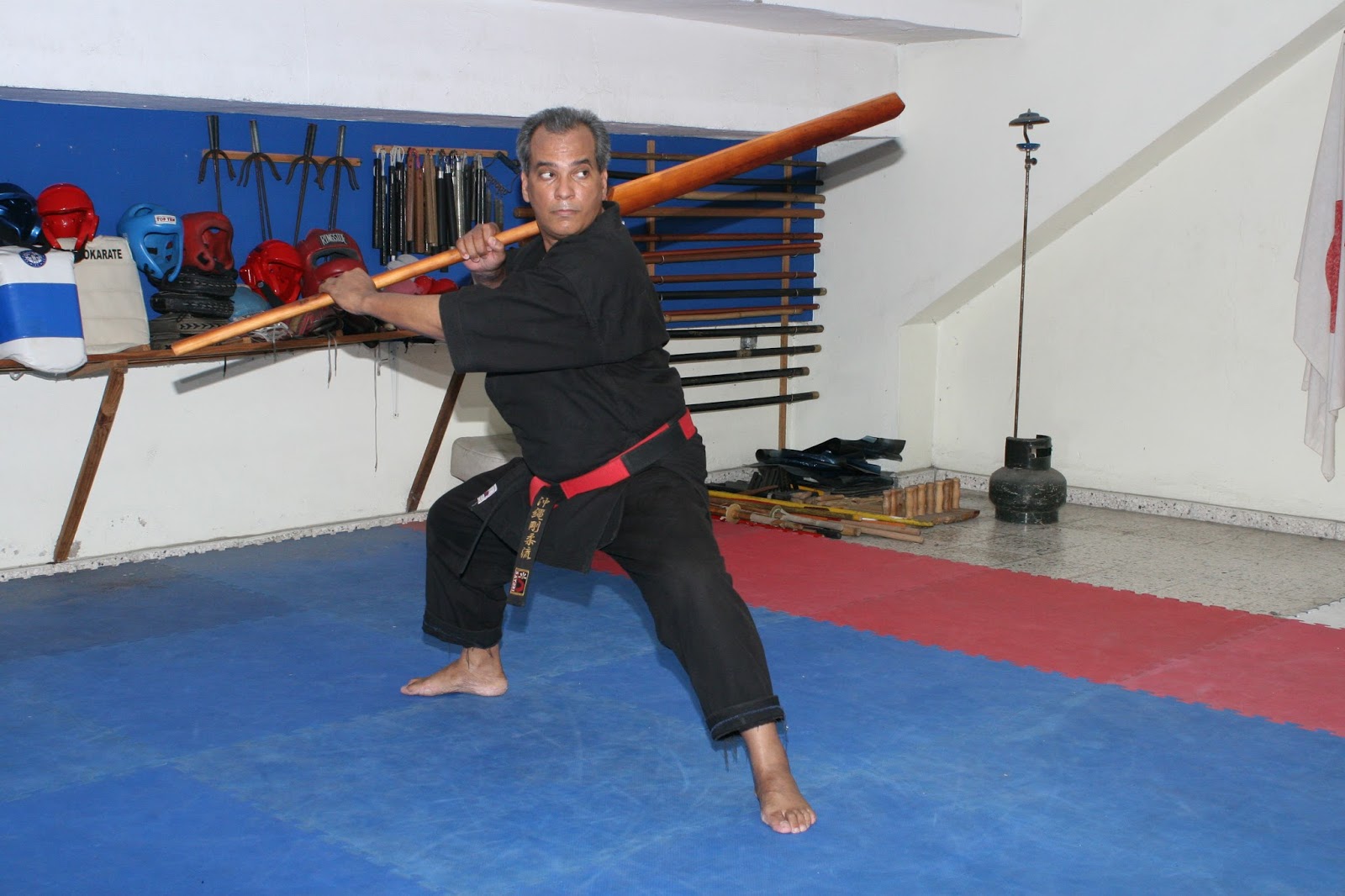 OKAMURA HOMBU DOJO: USO DEL BO, EKU, TEKO, JO, Y TONFA.