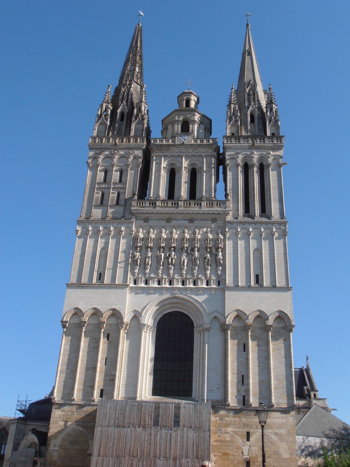 Tapestry Tour: Angers - Cathedrals and Courtship