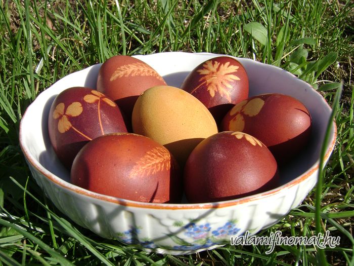 Valami finomat: Hagymahéjjal festett húsvéti tojás