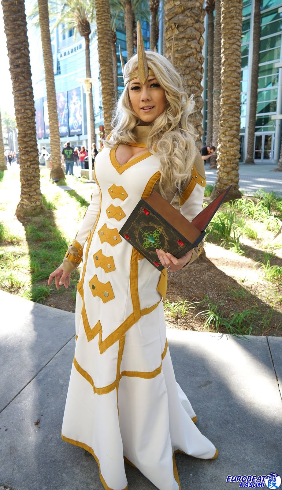 Cosplay Feature: Lindsay Elyse's Blood Elf Priest!