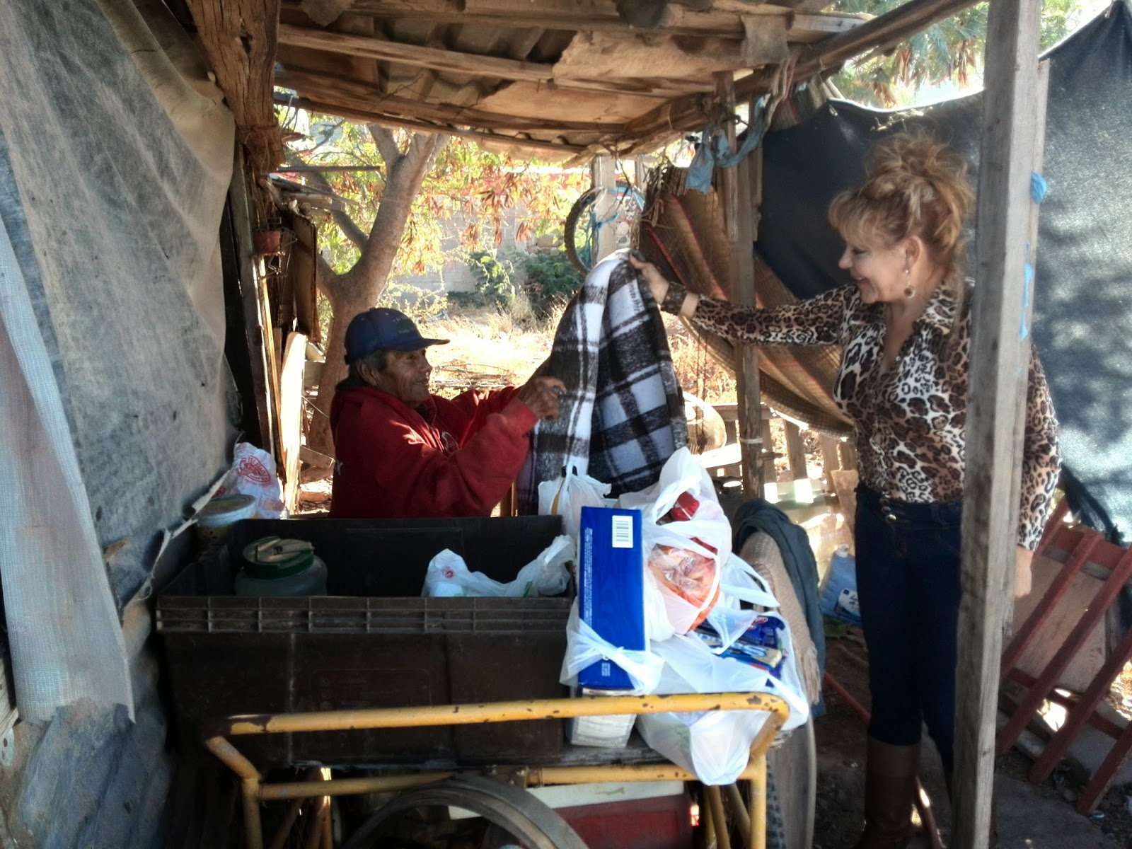 Kaleidoscopio: Mireya Acuña entrega apoyos al sector vulnerable