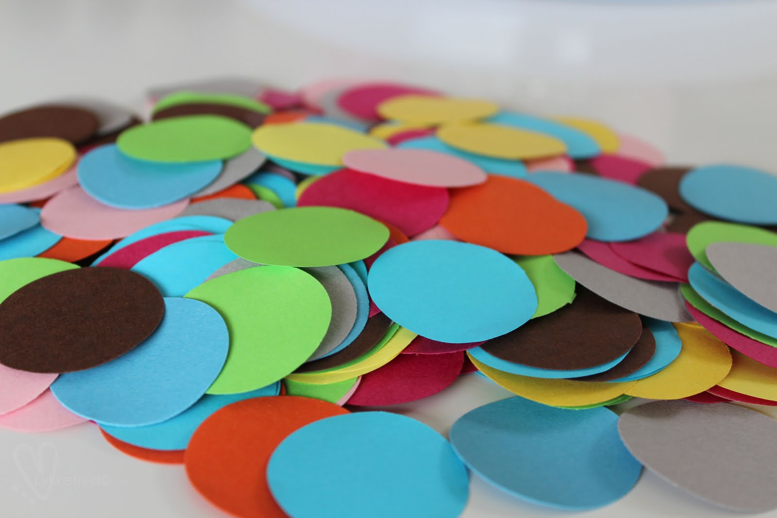 Lykkefryd: {gjør det selv} fargerik pynt til fest og bursdag