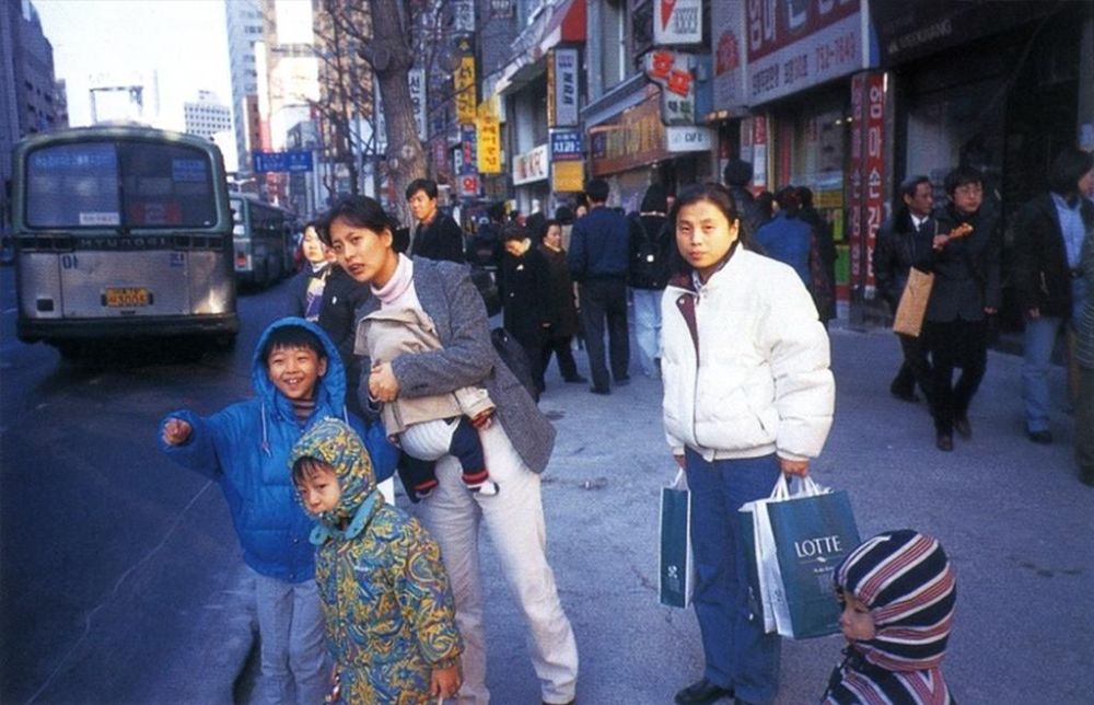 50 Candid Photographs That Capture Street Scenes of South Korea From the 1990s | Vintage News Daily